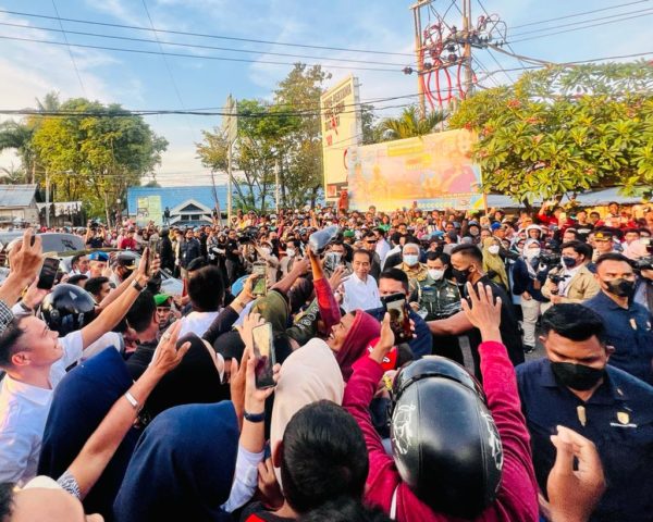 Sekretariat Kabinet Republik Indonesia | Masyarakat Baubau Sambut Kedatangan Presiden Jokowi ...